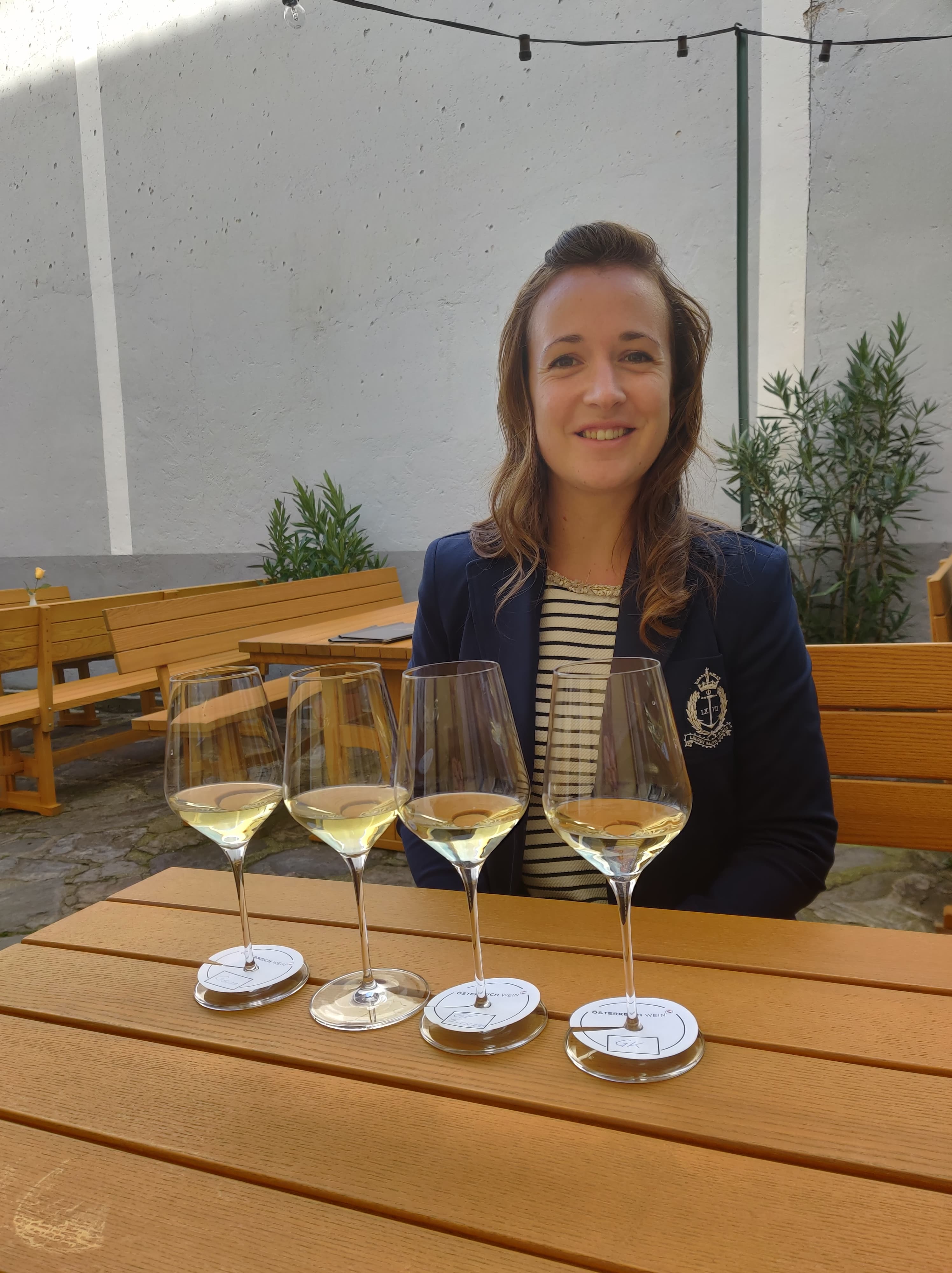 How to taste a wine like a pro (Simple Checklist + Pro Tips) - Diane ...